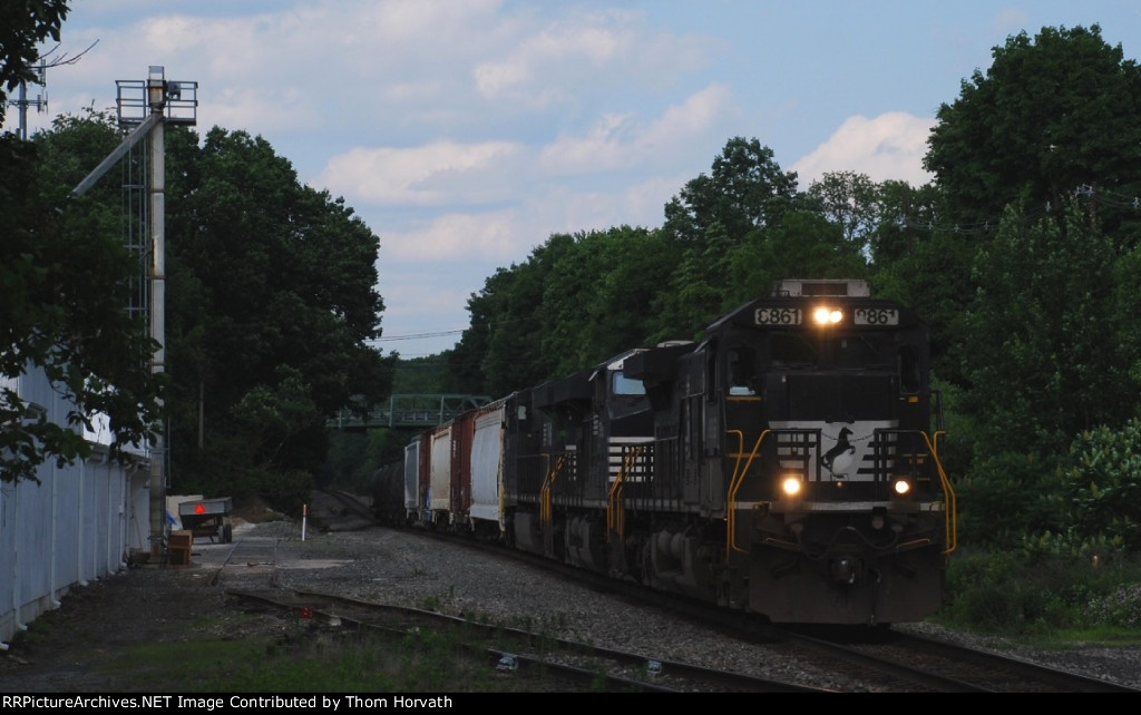 NS 33K continues west on the LEHL after holding for NS 202 @ MP 68.8